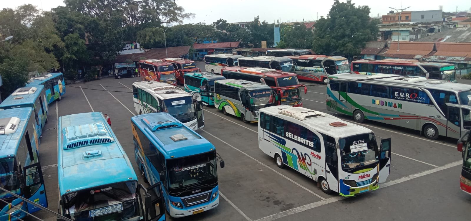 Ribuan penumpang tinggalkan terminal cicaheum Bandung. - Hallobandung.com