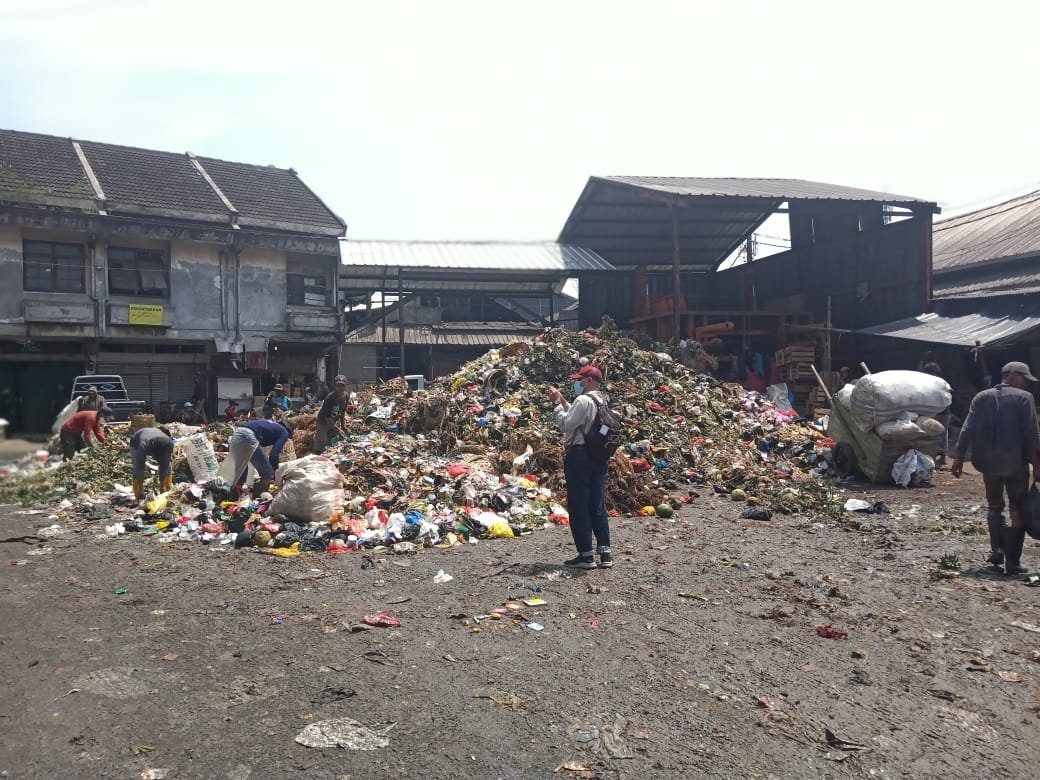 Tempat Pembuangan sampah Pasar Caringin disegel. - Hallobandung.com